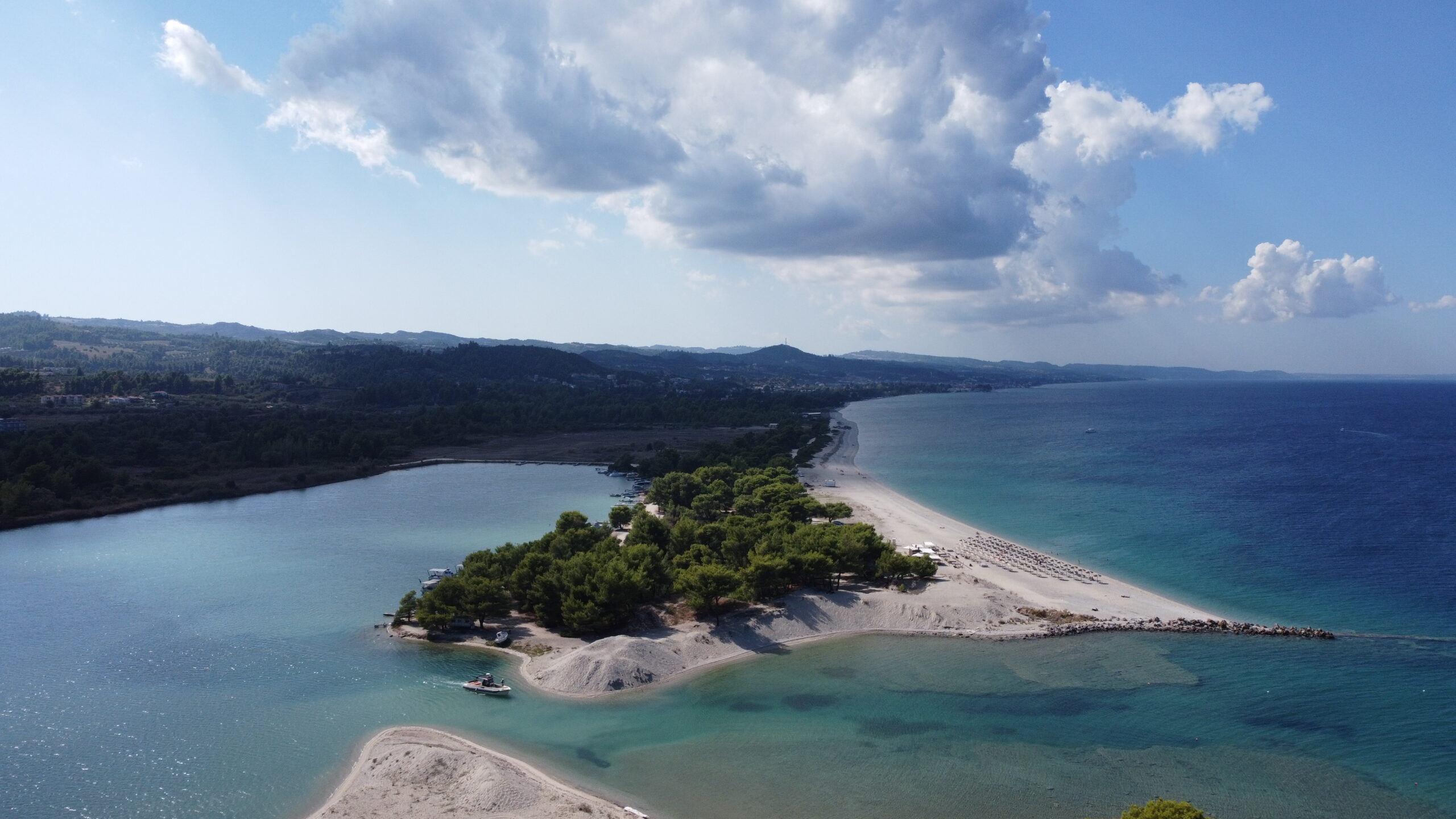 Η παραλία διαμάντι της Χαλκιδικής από ψηλά