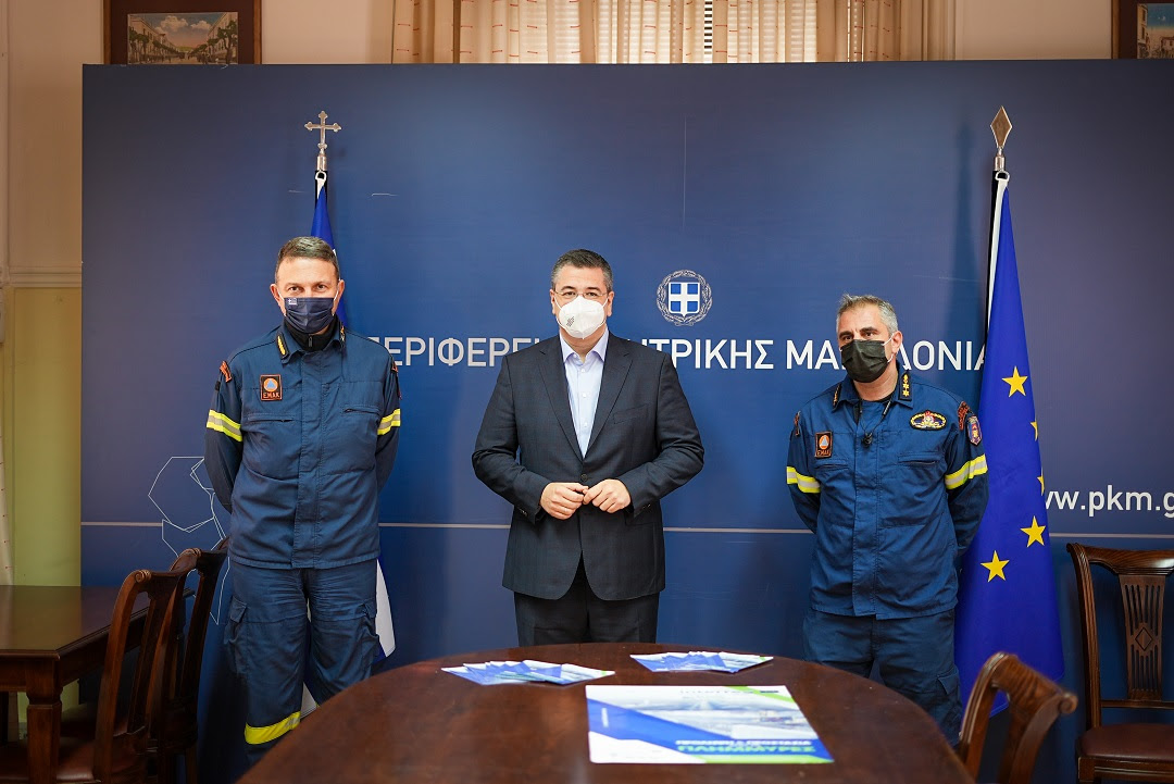 Ο Α. Τζιτζικώστας παρέδωσε εξοπλισμό στη 2η ΕΜΑΚ και στην Πολιτική ...