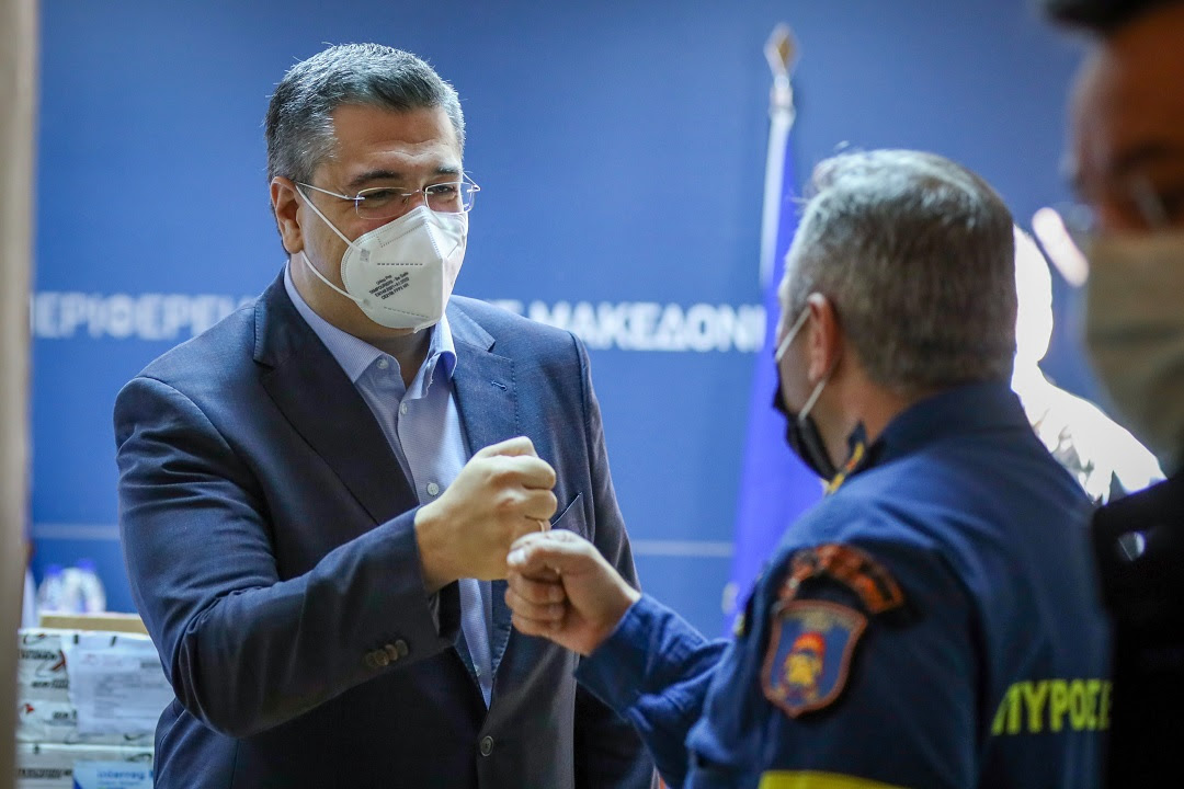 Ο Α. Τζιτζικώστας παρέδωσε εξοπλισμό στη 2η ΕΜΑΚ και στην Πολιτική ...