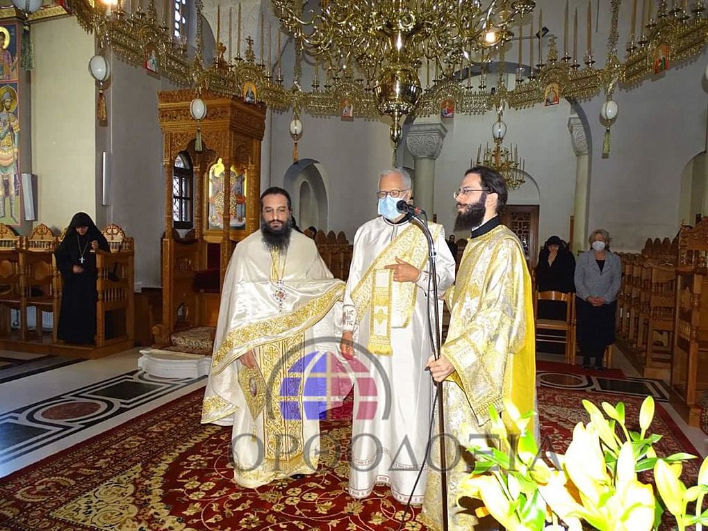Εικόνες από τη χειροτονία του συζύγου της Αθηνάς Λινού, Δημήτρη