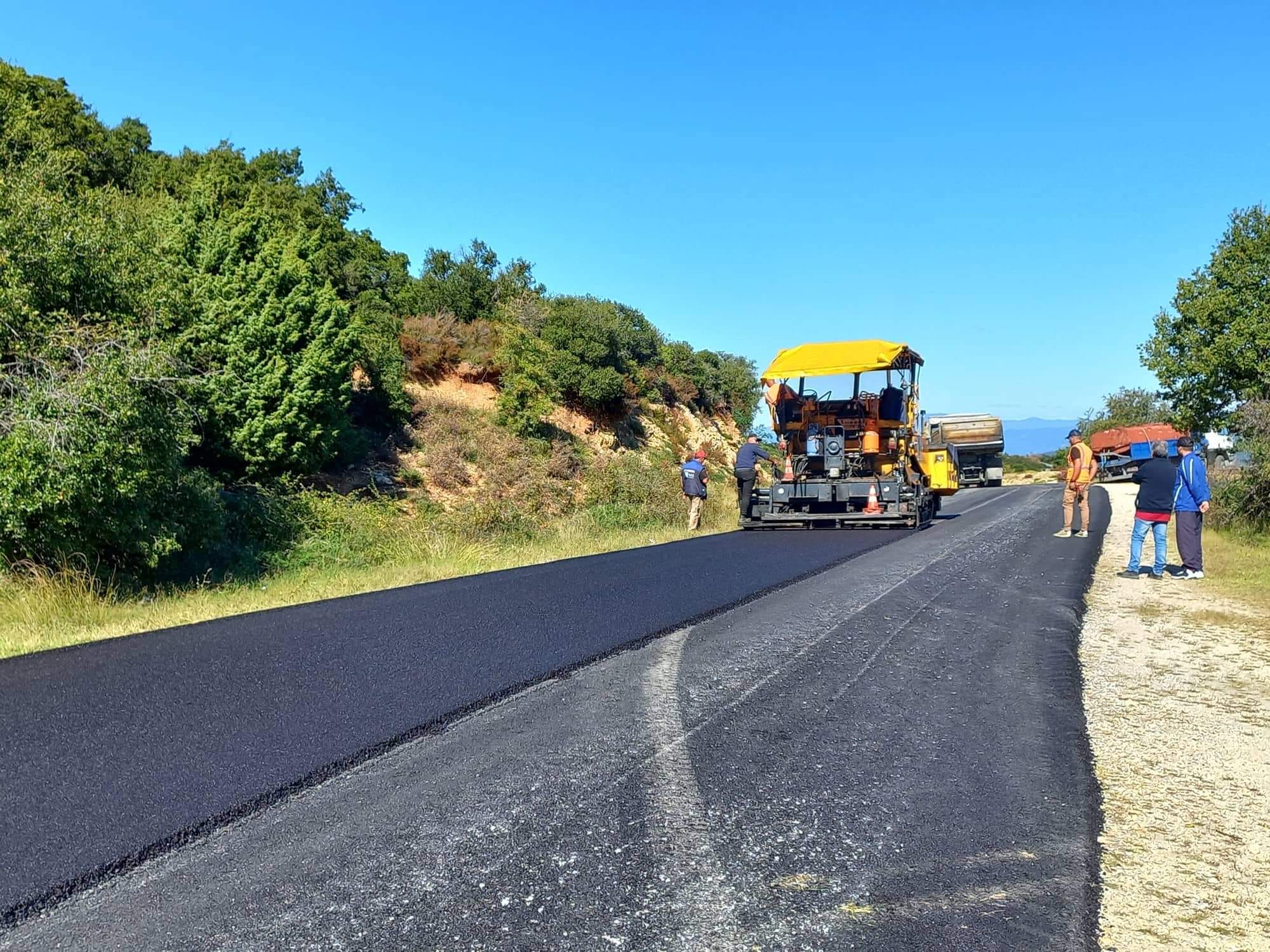 Συνεχίζονται τα έργα ασφαλτόστρωσης στον Στανό Χαλκιδικής (φώτο)