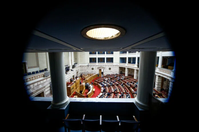 Πέρασε η τροπολογία-μπλόκο στον Κασιδιάρη με τις ψήφους ΝΔ και ΠΑΣΟΚ